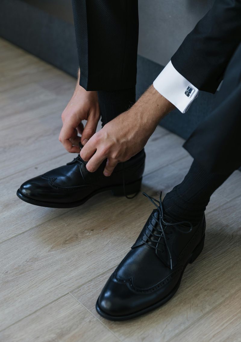 10 clothing details women notice instantly that most men overlook
