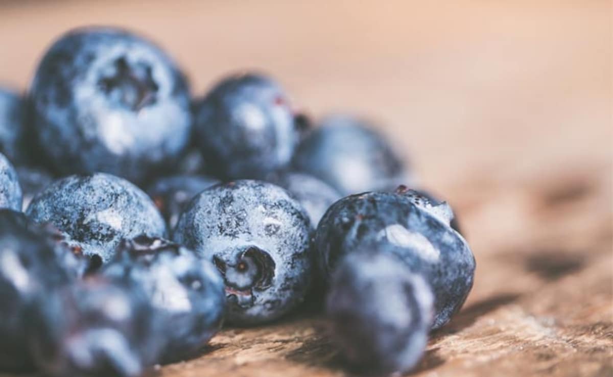 Blueberries and dark chocolate: Nutritionist reveals 4 fruit combos ...