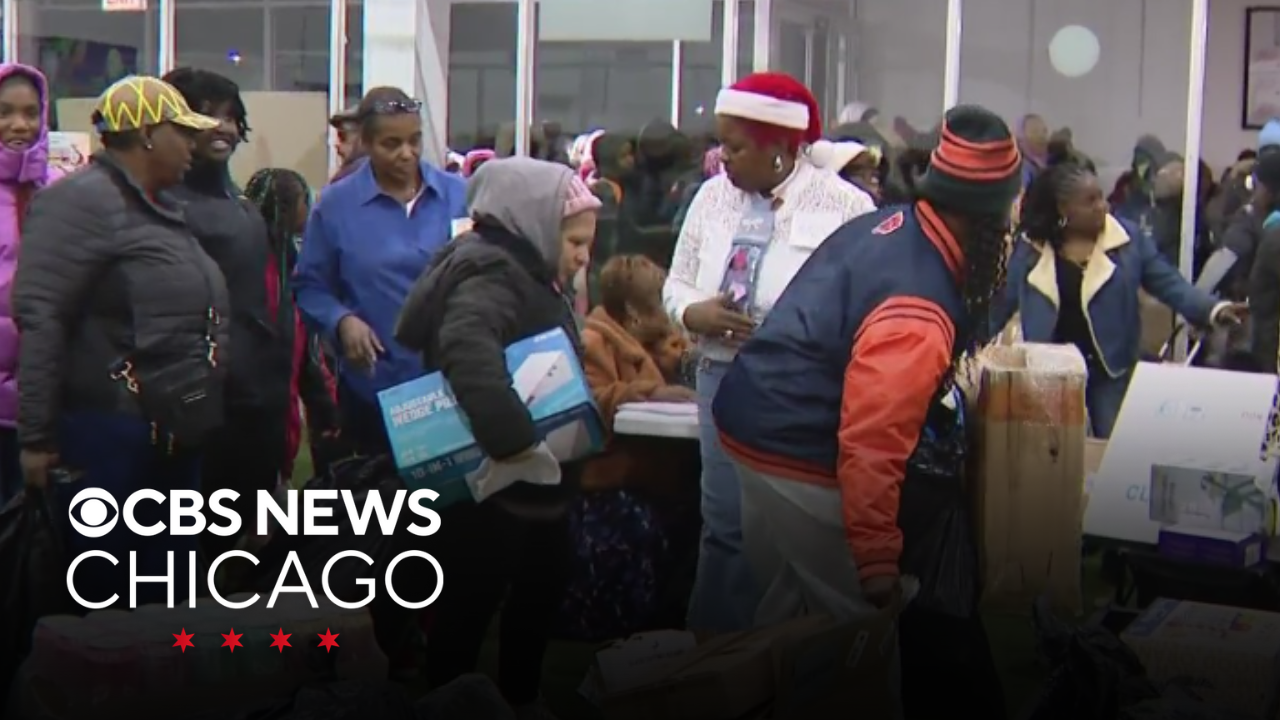 Thousands line up for holiday giveaway in Chicago's North Lawndale ...