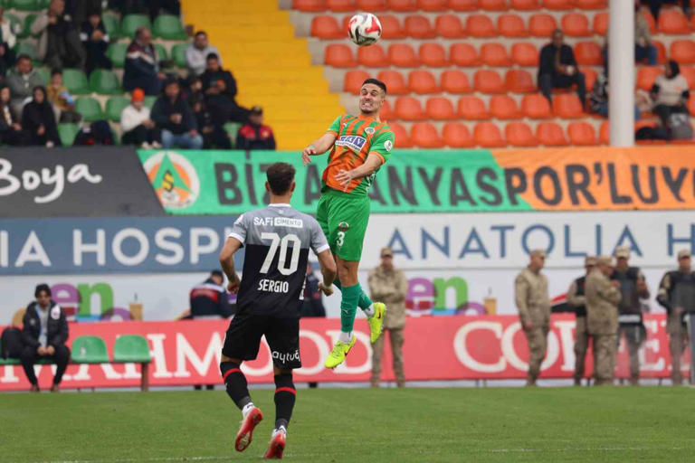Trendyol Süper Lig: Corendon Alanyaspor 2 - Fatih Karagümrük 0 (Maç sonucu)