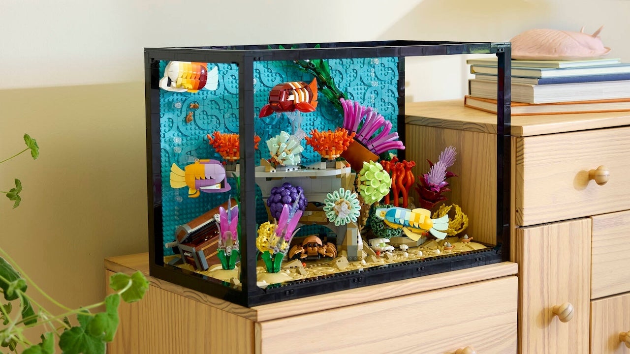 We build LEGO tropical aquarium, a decoration you don't have to clean