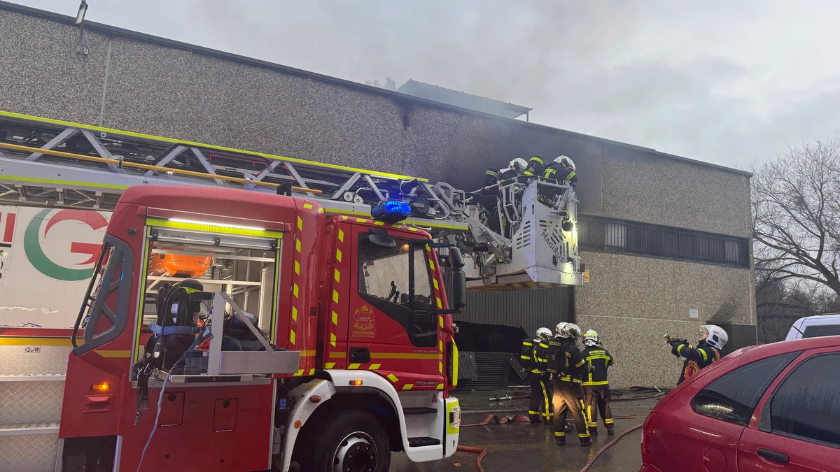 Incendio en una nave industrial de productos cárnicos en Alcalá de Henares