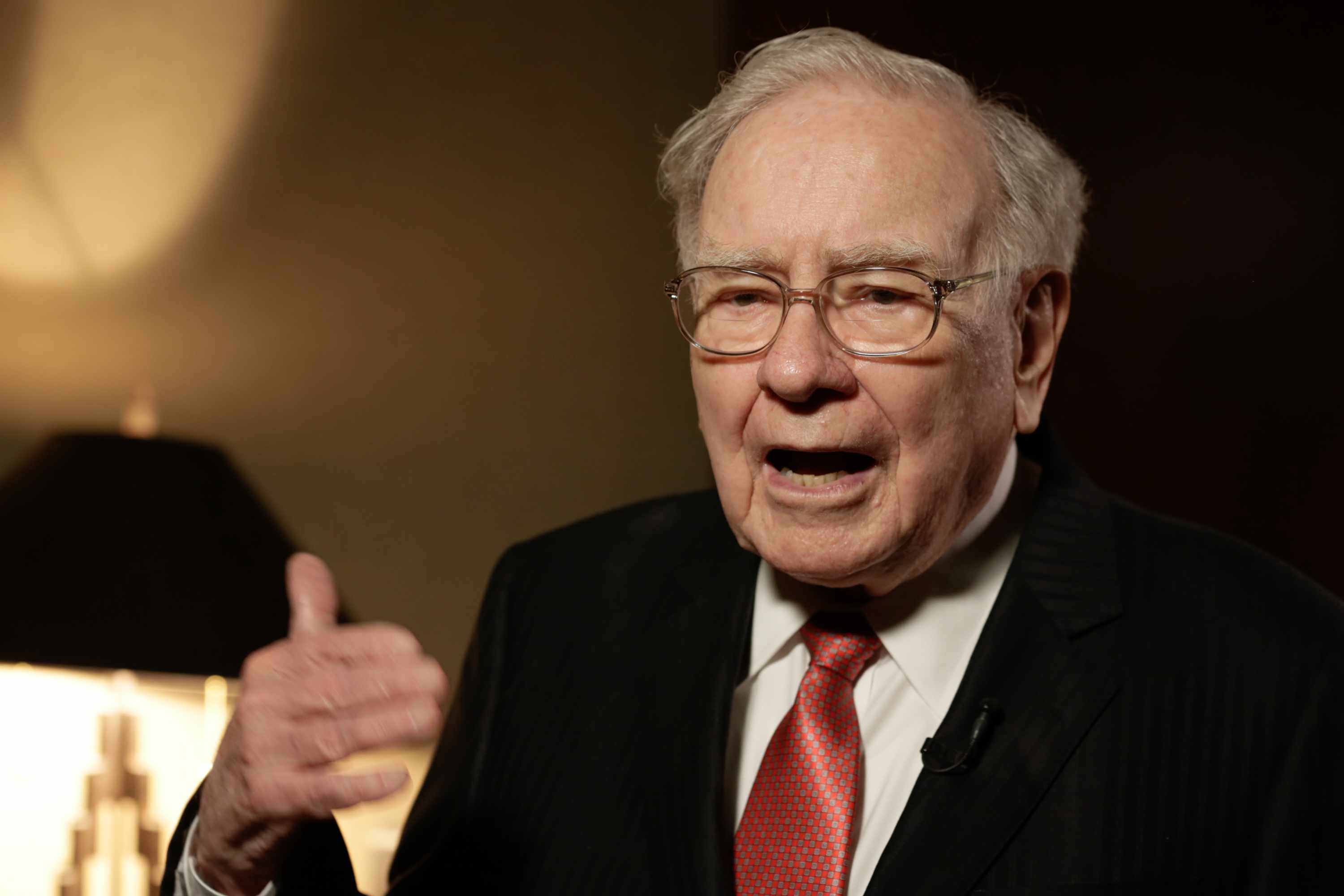 Unlock long-term wealth with Warren Buffett's top investing strategies