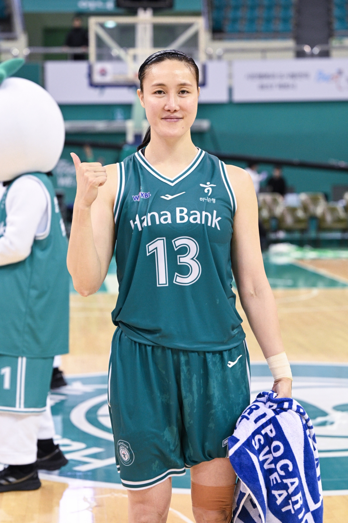 은퇴하려 했는데 전인미답 601경기 새역사, 눈시울 붉힌 김정은 지금껏 뛴 이유는 [부천 현장]