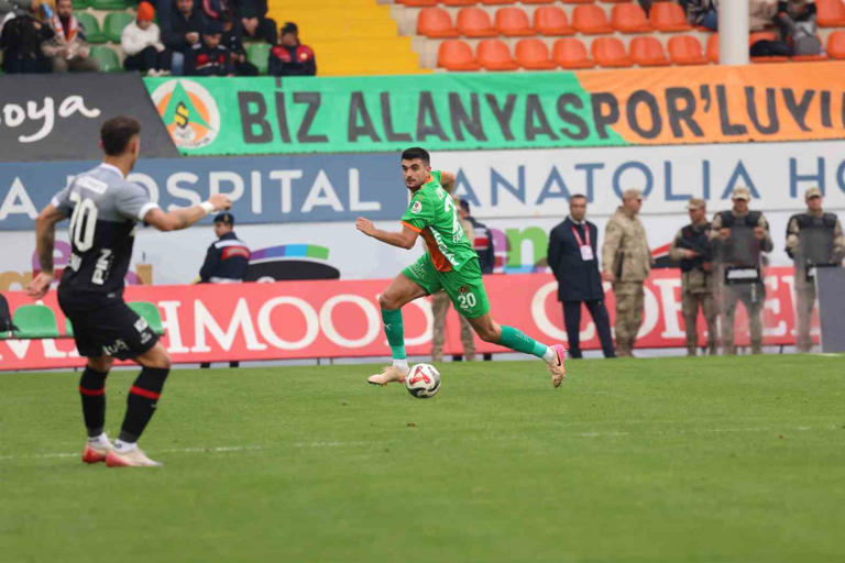 Trendyol Süper Lig: Corendon Alanyaspor 2 - Fatih Karagümrük 0 (Maç sonucu)