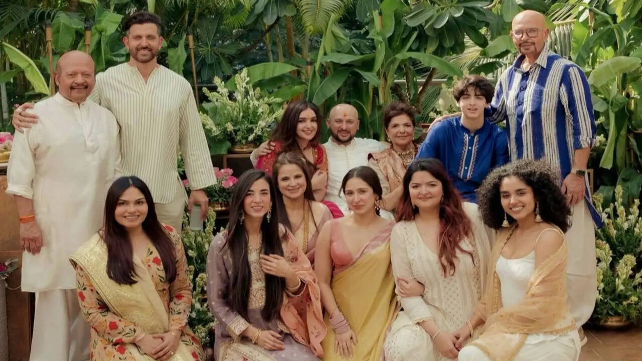 Hrithik Roshan-Saba Azad pose with family at former’s cousin Eshaan’s ...