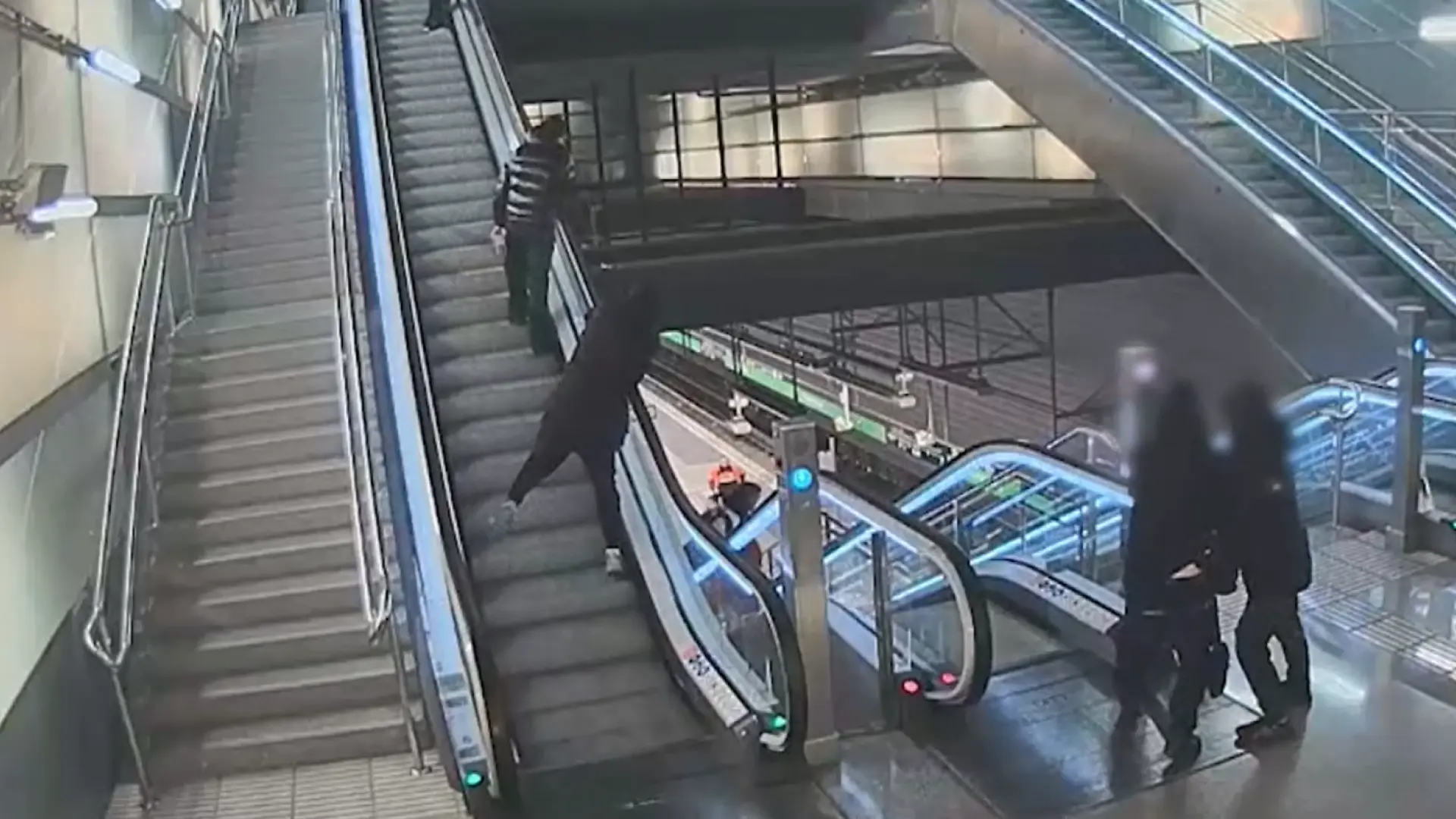 Dos jóvenes detenidos por golpear con una porra extensible a un ...