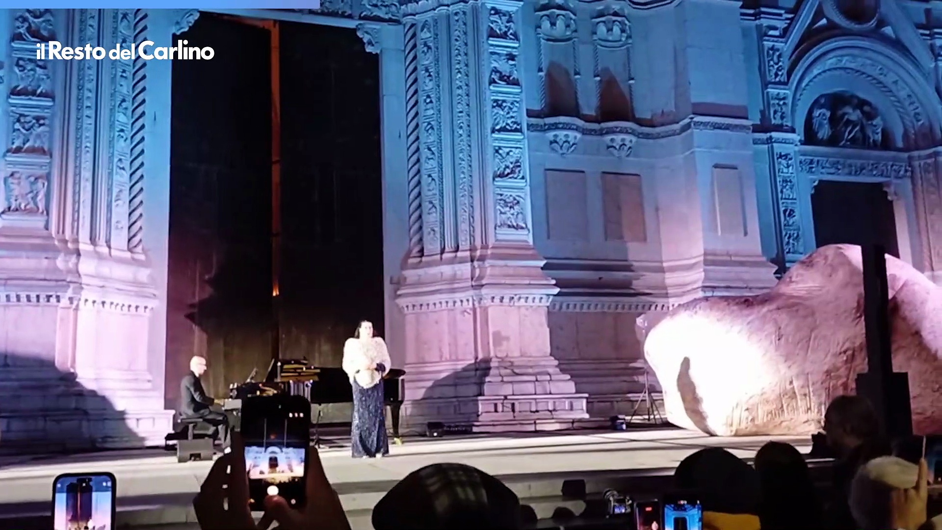 Il concerto prima dell'accensione dei megaliti