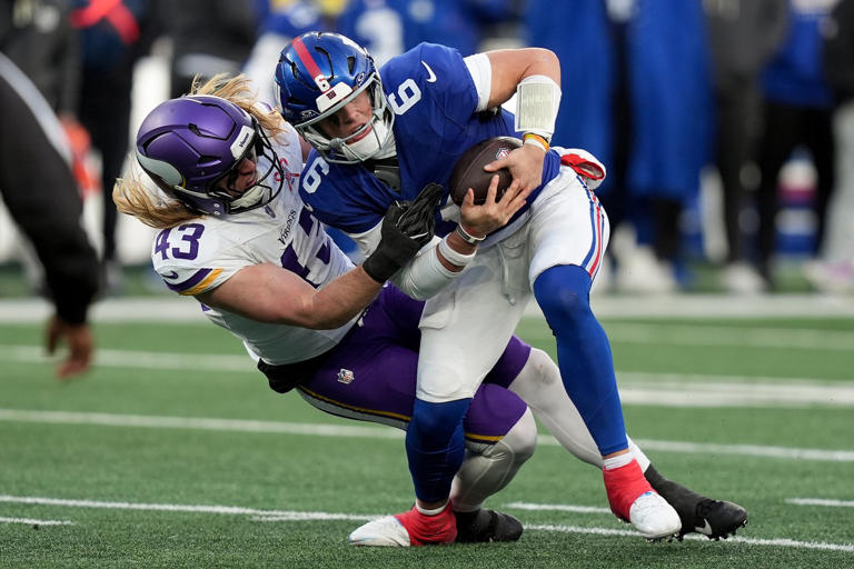 JJ McCarthy gets injured as the Vikings hand the Giants their ninth ...