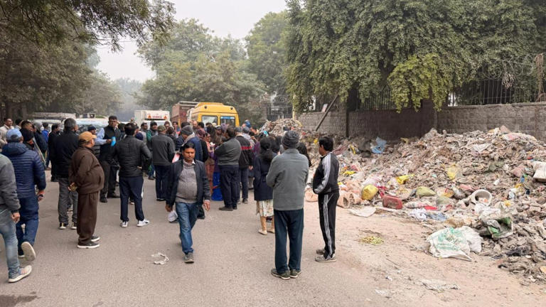 Residents of South Delhi colony form human chain in protest against MCD ...