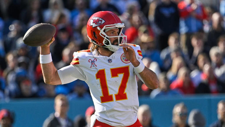 Chiefs QB Gardner Minshew knocked out of game vs. Titans with knee injury