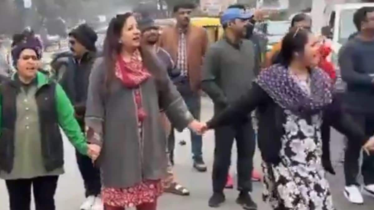 Residents of South Delhi colony form human chain in protest against MCD ...