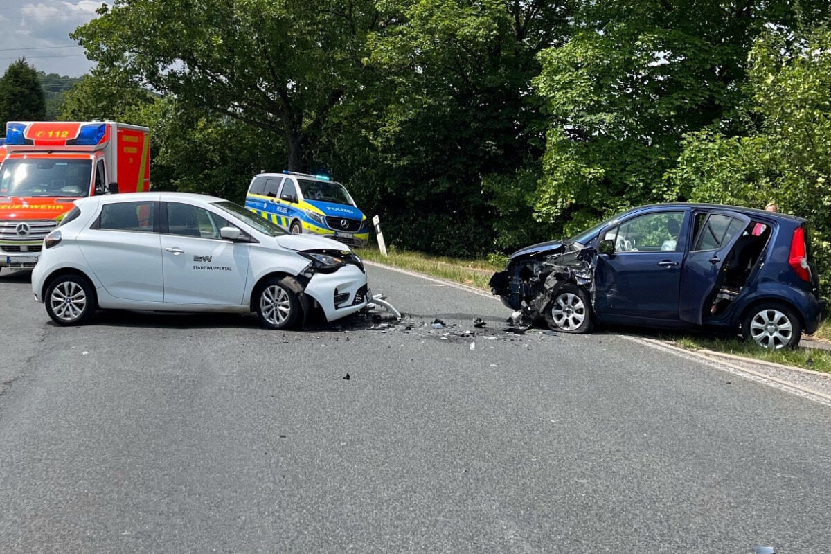 Frontalcrash auf Landstraße: Vier Insassen verletzt, darunter auch zwei ...