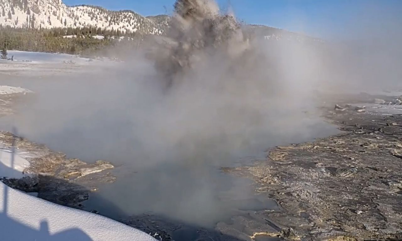Estalla géiser en el Parque Nacional de Yellowstone: video