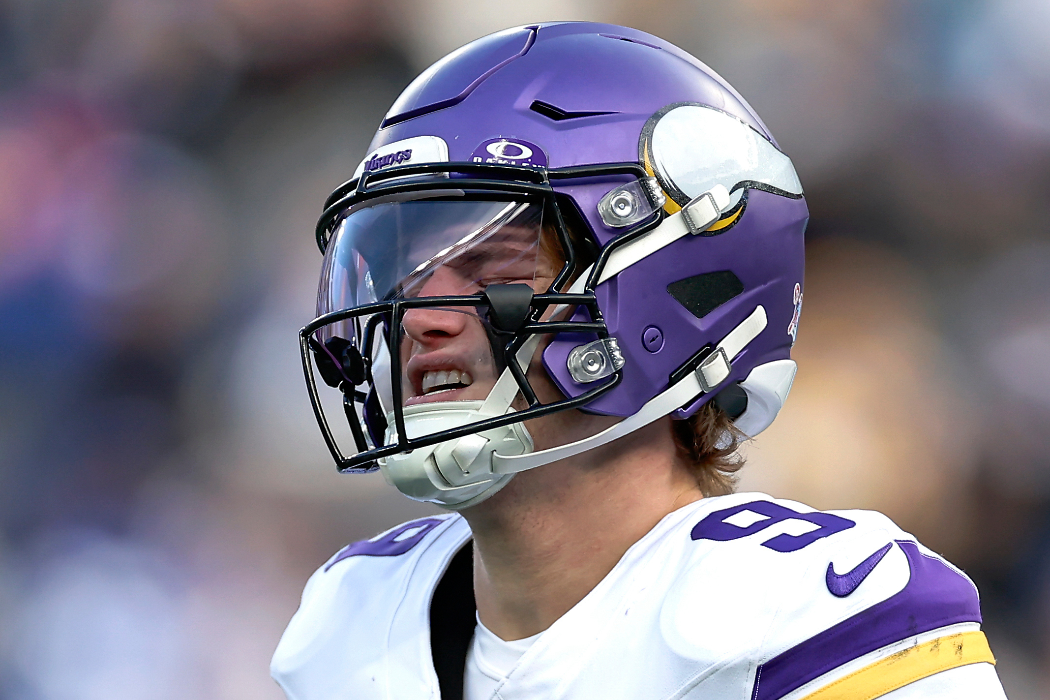 JJ McCarthy leaves the Vikings' game at the Giants with a right hand injury