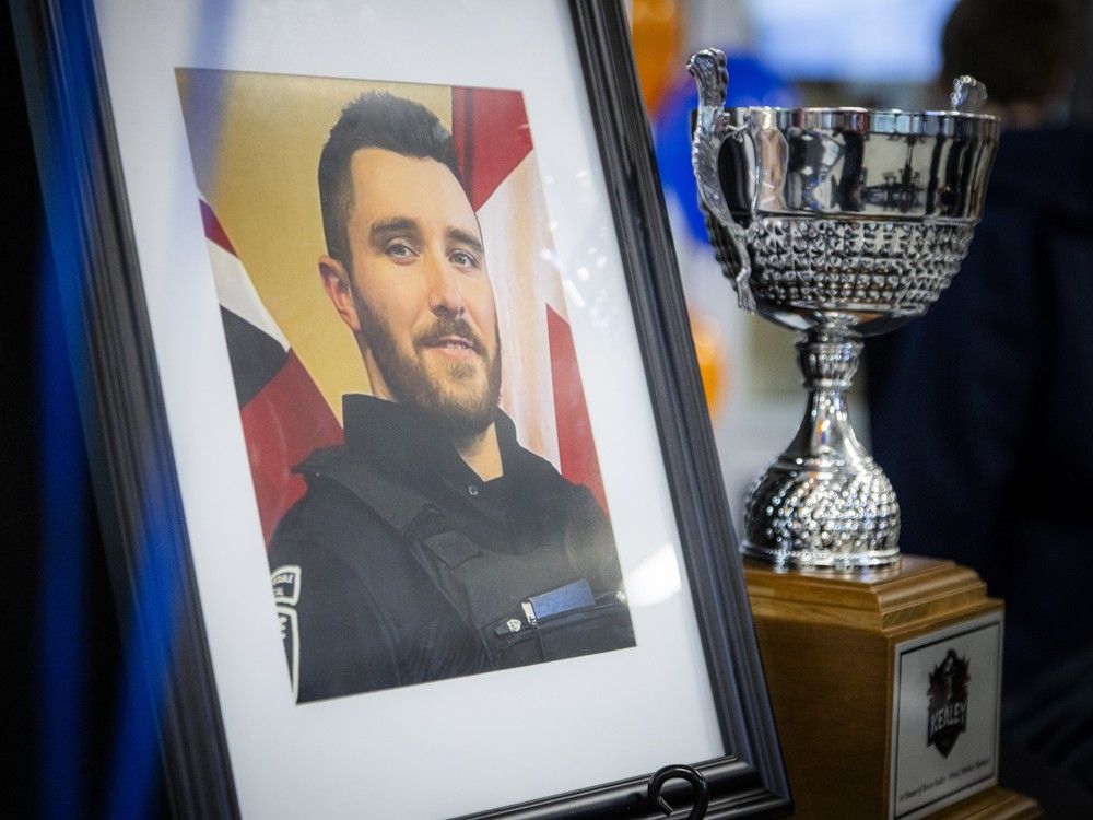 Former Ottawa police officer honoured in memorial hockey game