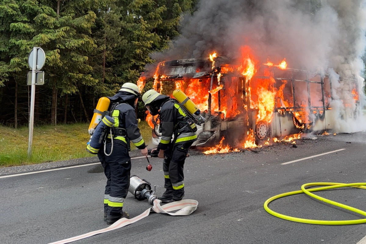 Während der Fahrt: Schulbus fängt Feuer und brennt komplett aus