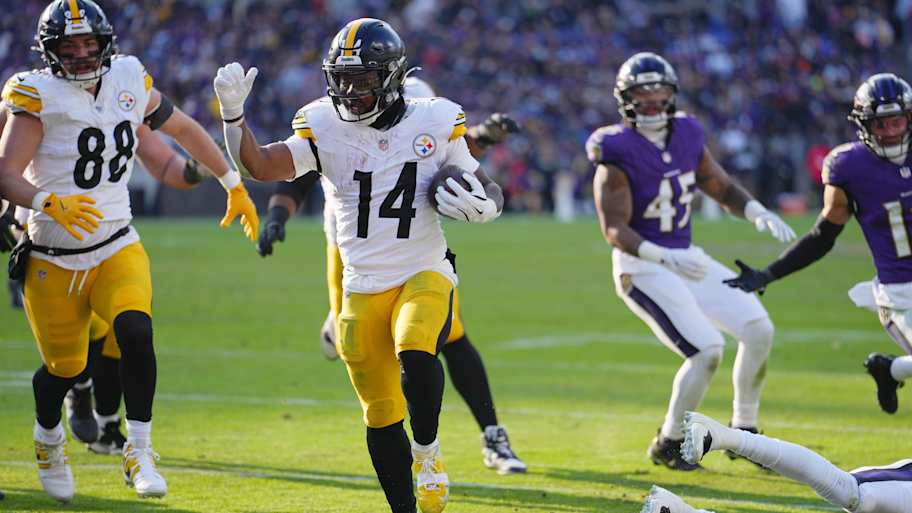Steelers' Kenneth Gainwell makes catch of the year