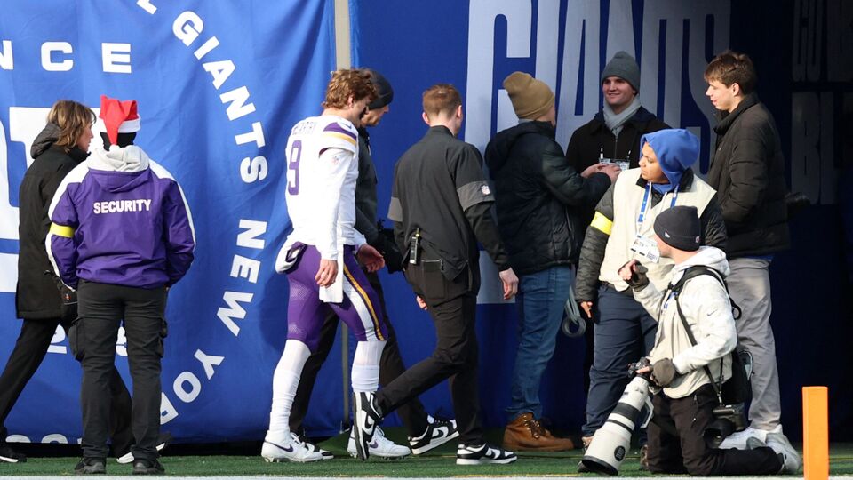 JJ McCarthy ruled out with right-hand injury in Vikings' NFL Week 16 ...