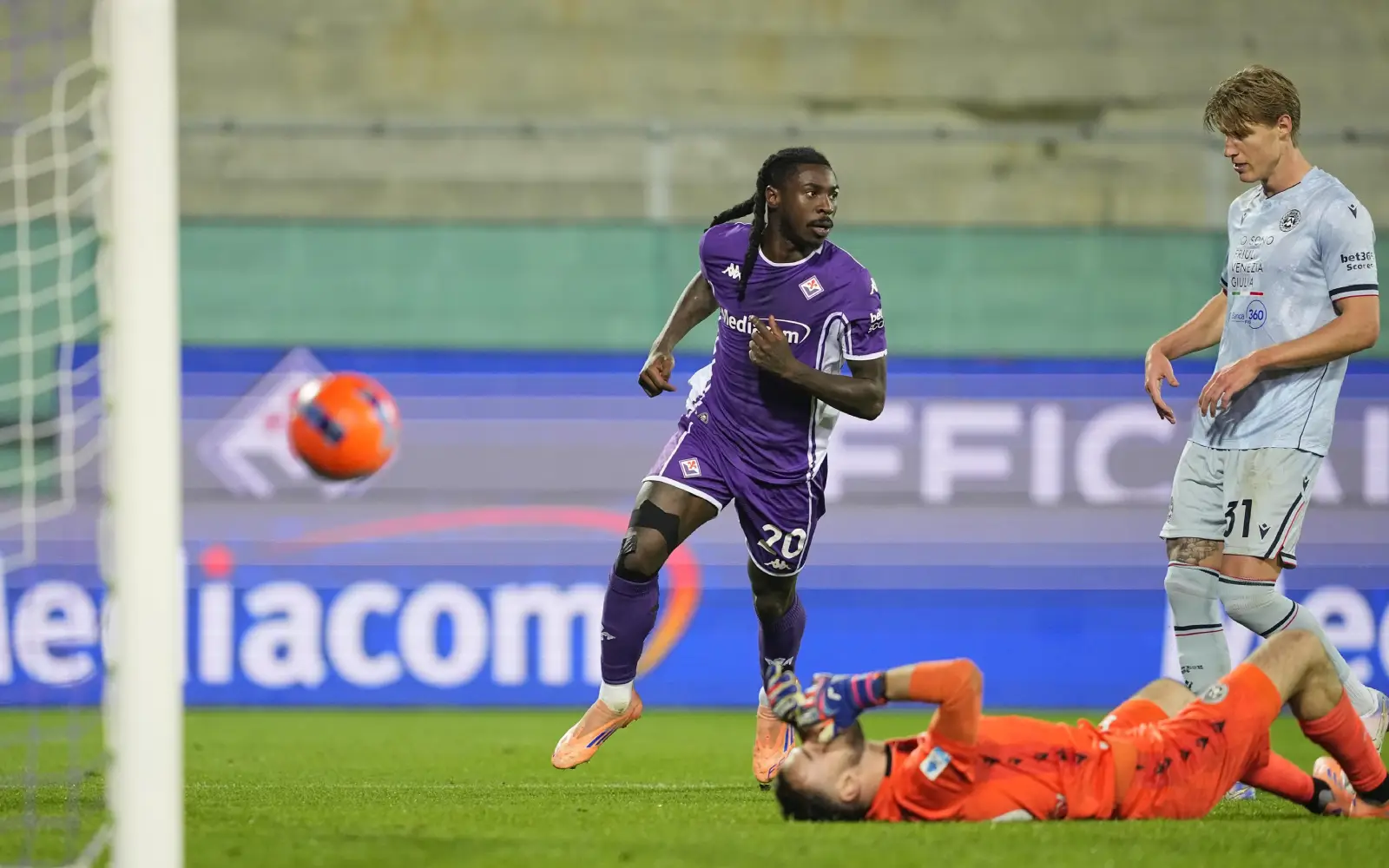 Troubled Fiorentina thump Udinese to get first Serie A win of season
