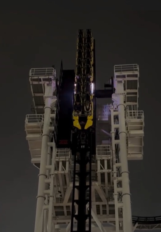 피 쏠린 채 1시간 '덜덜'… 40m 공중서 수직으로 멈춘 美롤러코스터