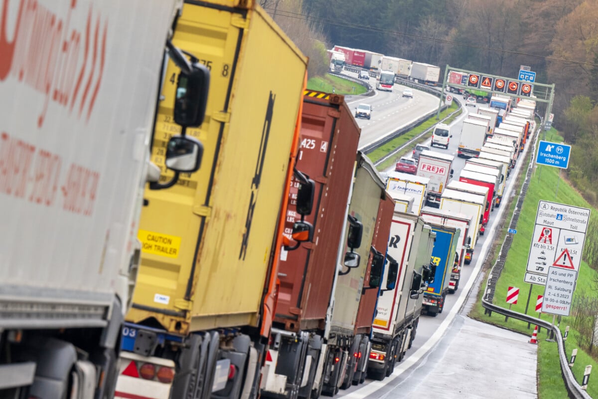 Blockabfertigungen haben extreme Folgen: Rund 40 Kilometer langer Stau ...