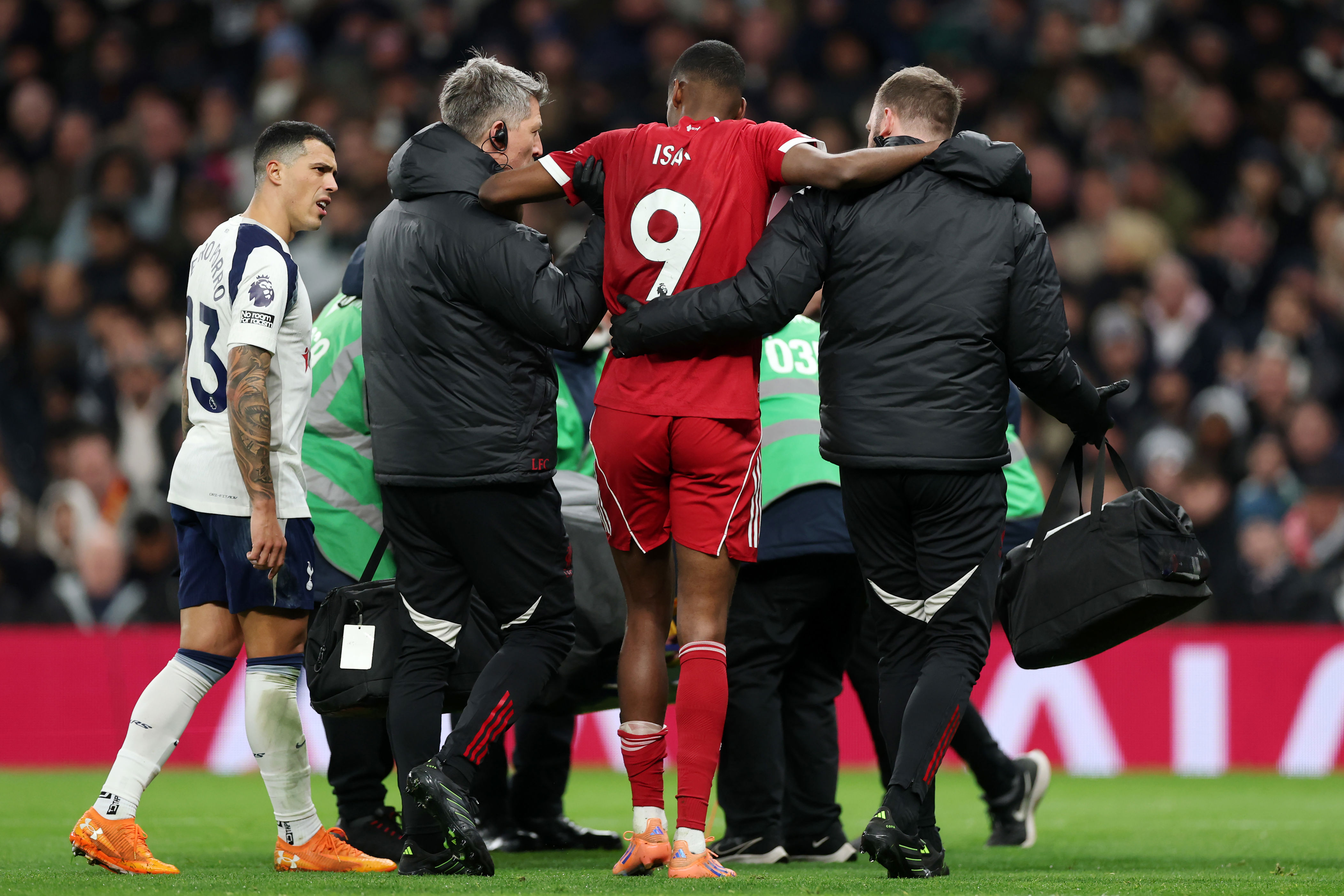 Liverpool Suspect Alexander Isak Leg Break and Lengthy Layoff