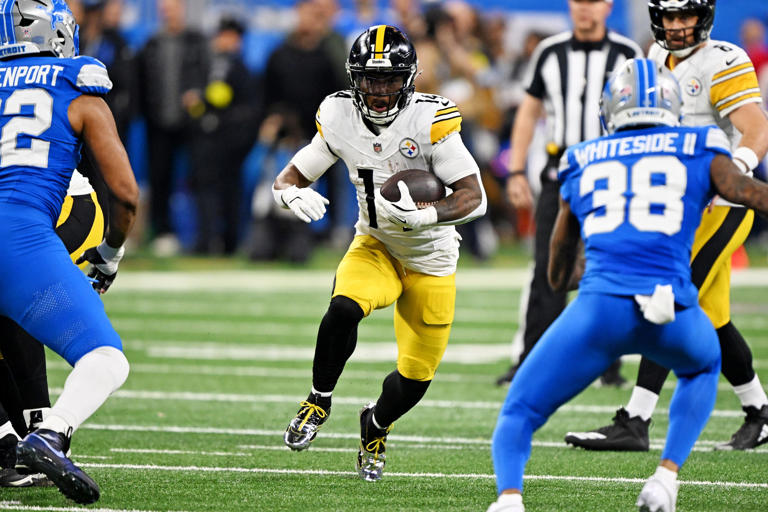 Amazing catch by Kenneth Gainwell sparks team