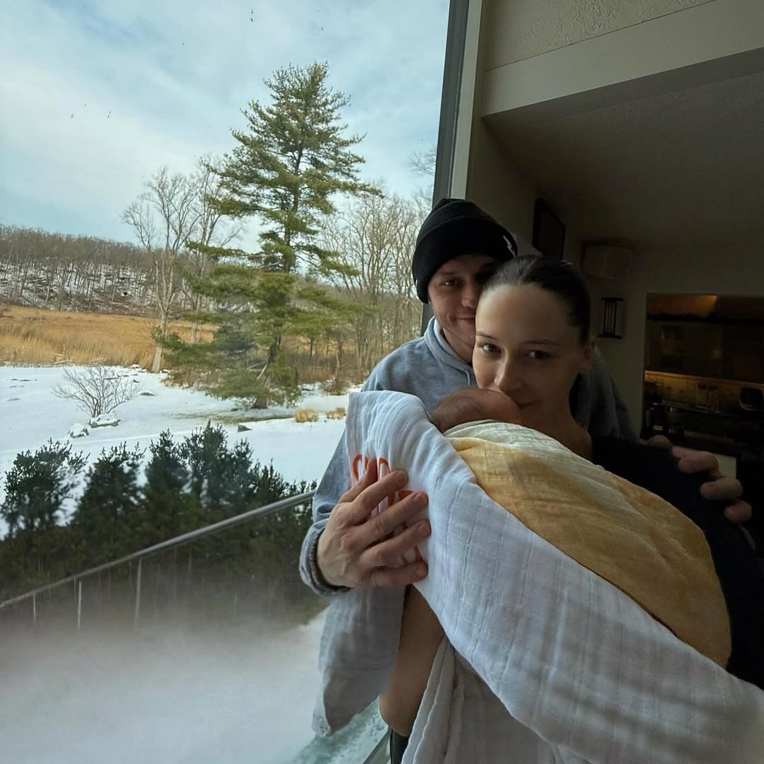 Pete Davidson's girlfriend Elsie Hewitt says she can't stop crying at ...