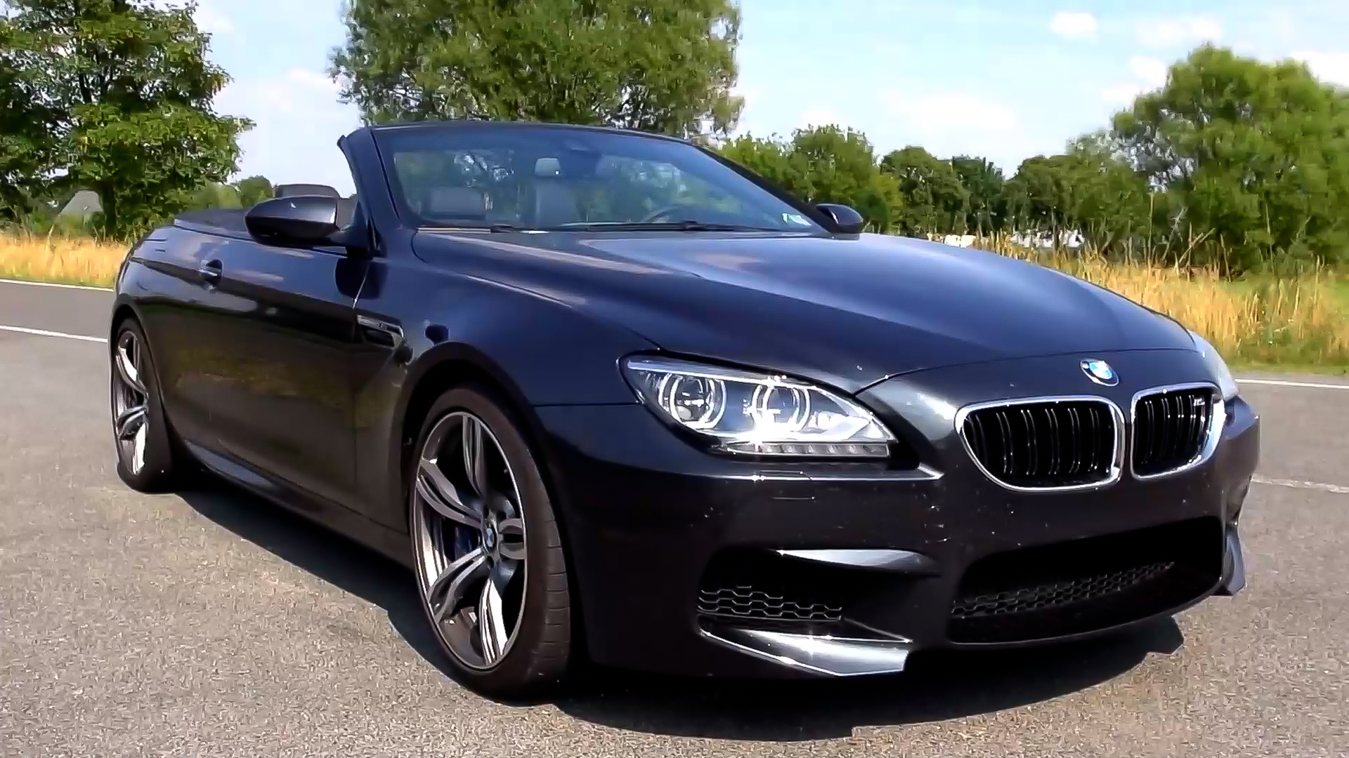 BMW M6 biturbo power and revving in action