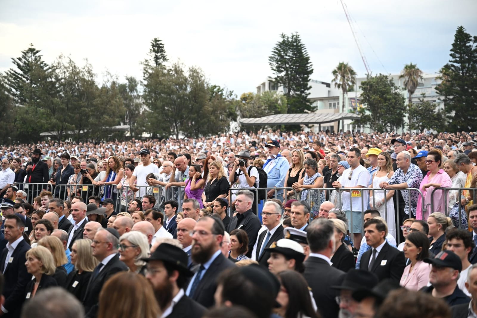 Thousands gather at Bondi Beach to mark one week since deadly attack
