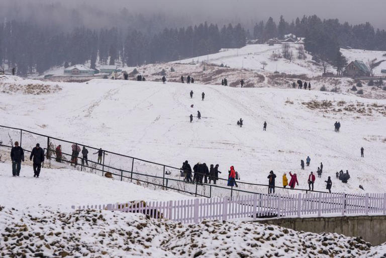 North India shivers as year-end chill intensifies: Snowfall, rain in J ...