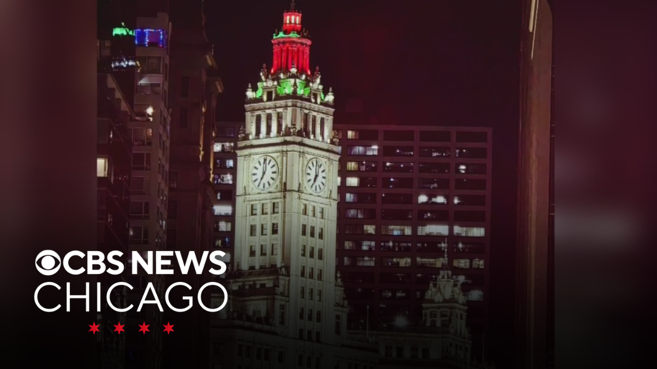 Wrigley Building decorated for holidays, a Christmas pop-up in ...