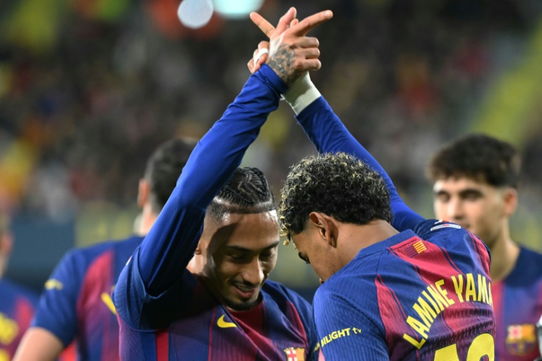 El Barça vence 2-0 al Villarreal y mantiene a distancia al Real Madrid