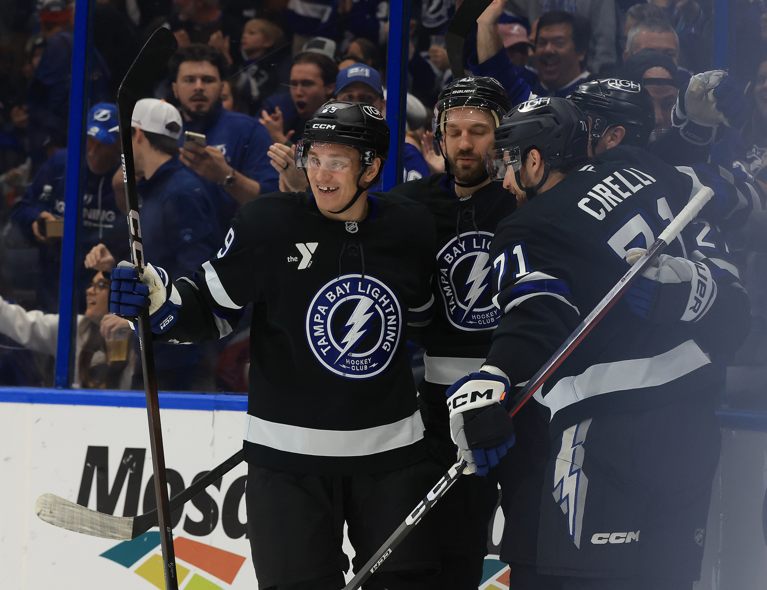 Lightning rally to take down Hurricanes 6-4