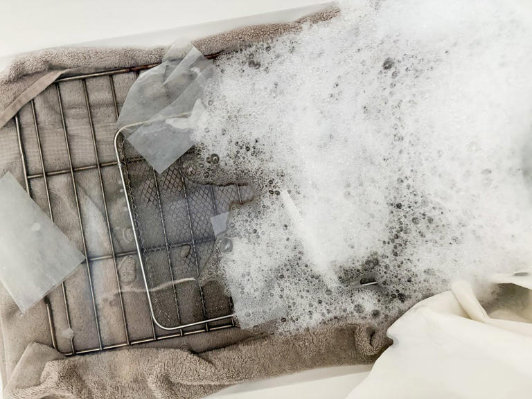 I finally found the best way to clean greasy oven racks—and now they ...