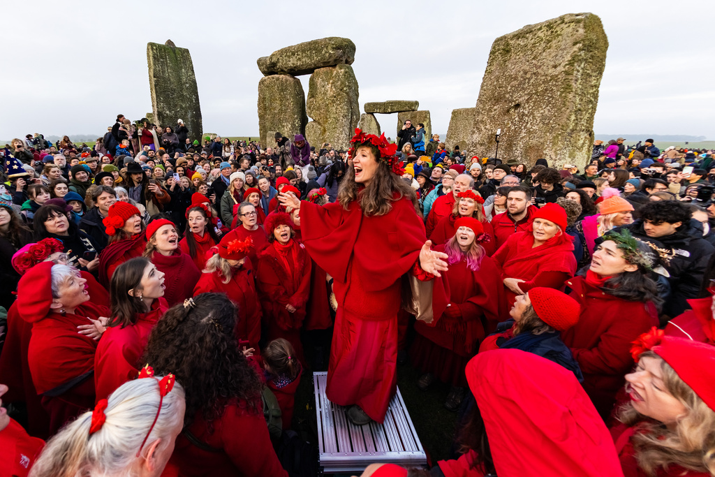 Thousands cheer as the sun rises on winter solstice at Stonehenge