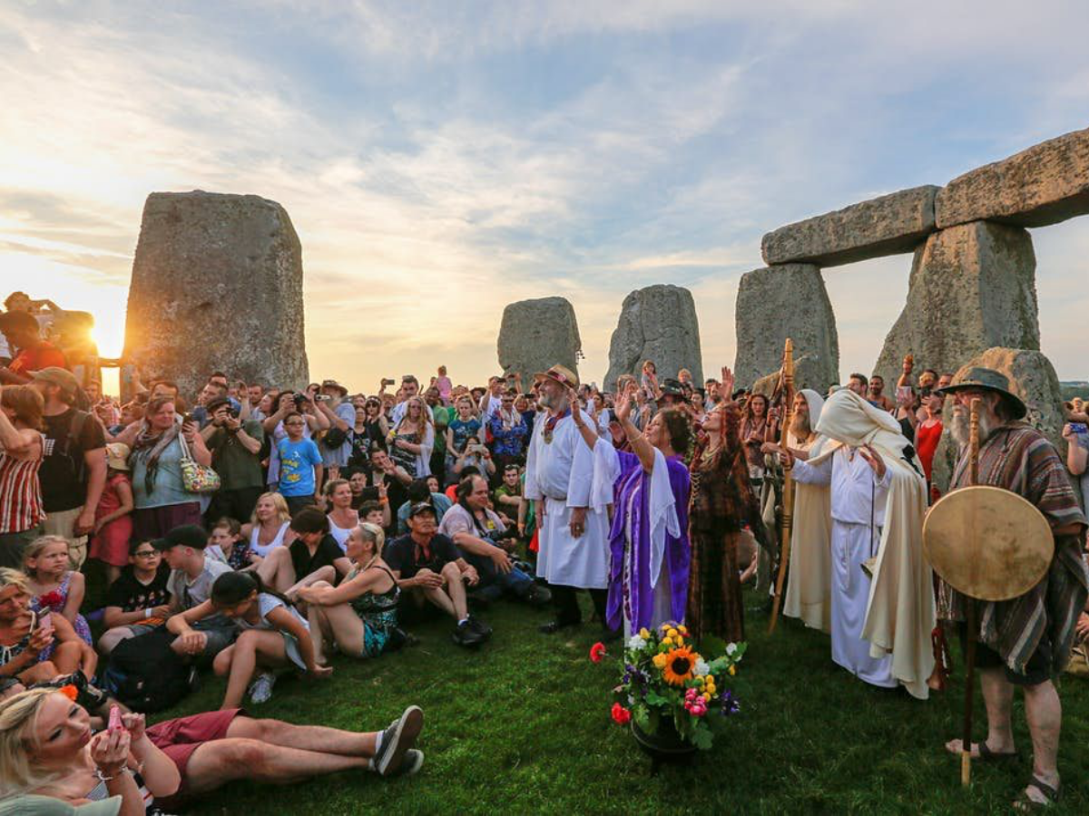 Winter solstice 2025 at Stonehenge in photos: Thousands gather to mark ...