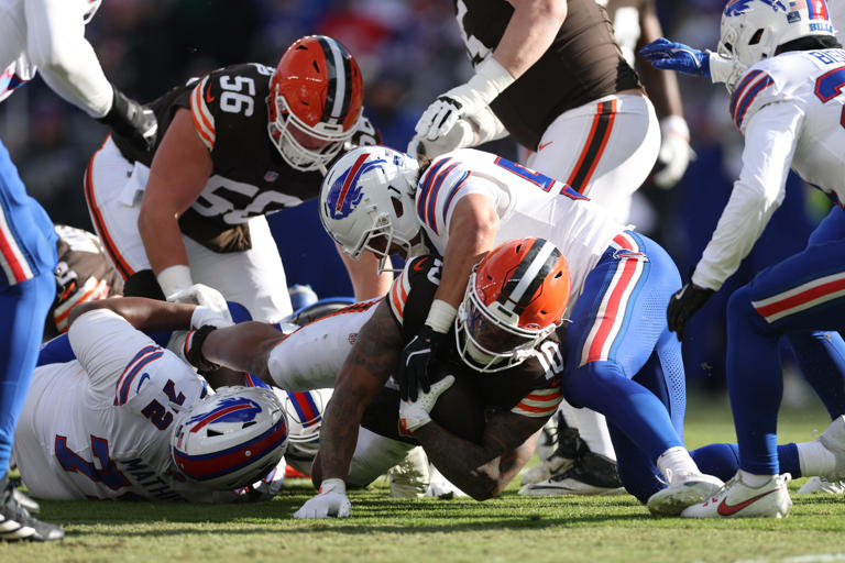 Browns RB Quinshon Judkins carted off field in with leg injury vs Bills