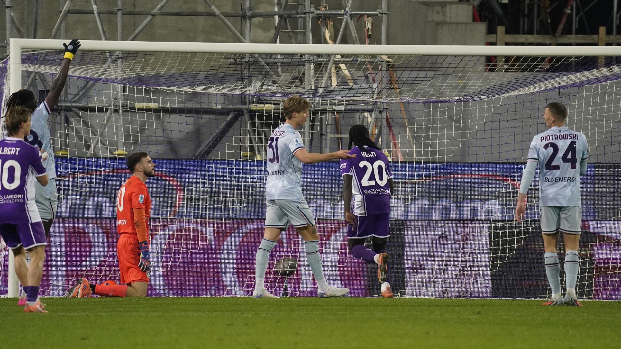 Serie A Fiorentina-Udinese 5-1, ospiti in 10 dall'ottavo minuto. Alle ...