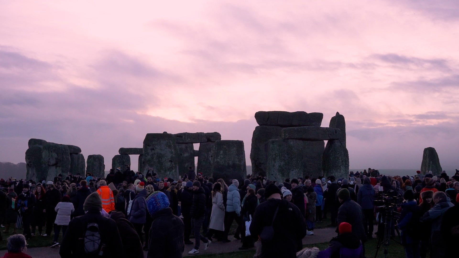 Thousands gather at Stonehenge for winter solstice