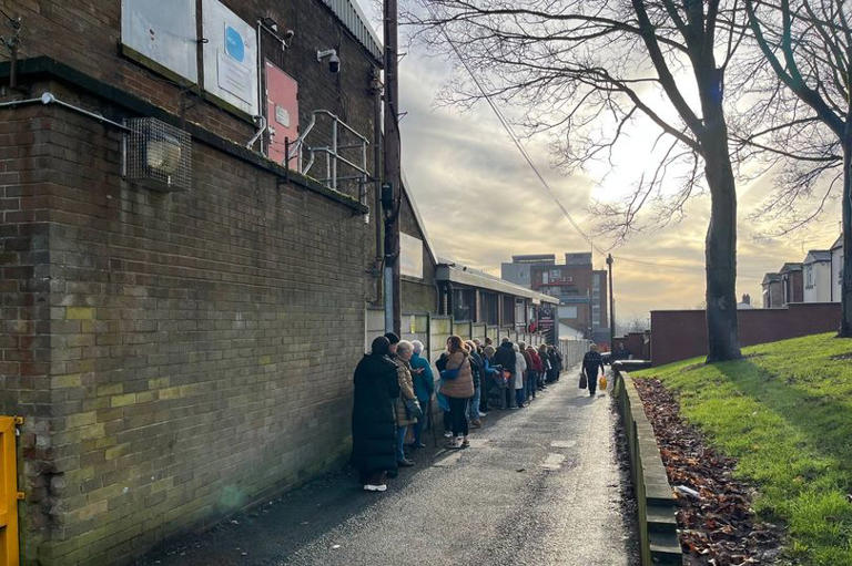 I went to the M&S cake factory shop before Christmas - what I got for £ ...