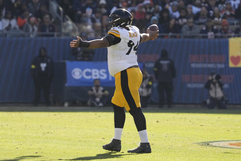 Steelers’ Yahya Black flips the bird during win over Lions