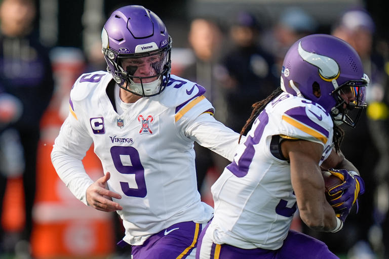 X-rays negative for Vikings QB JJ McCarthy after injuring his right hand