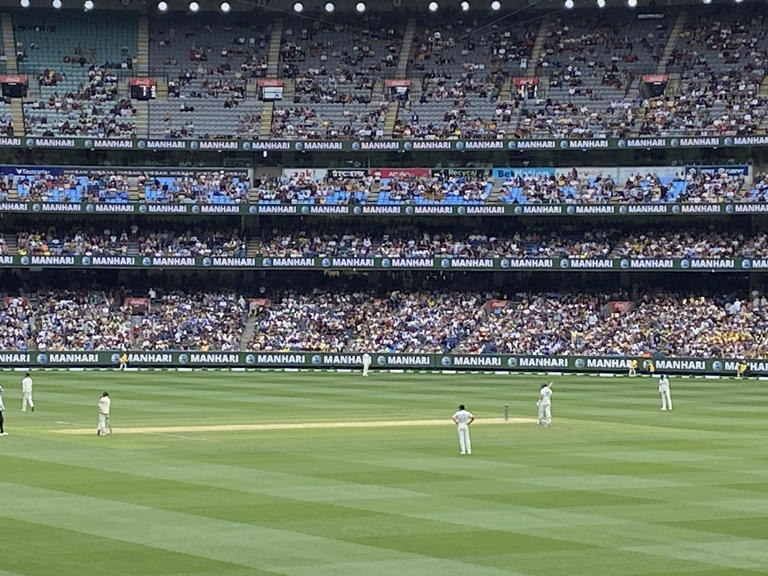 Police to carry semi-automatic guns for Melbourne's Boxing Day Test
