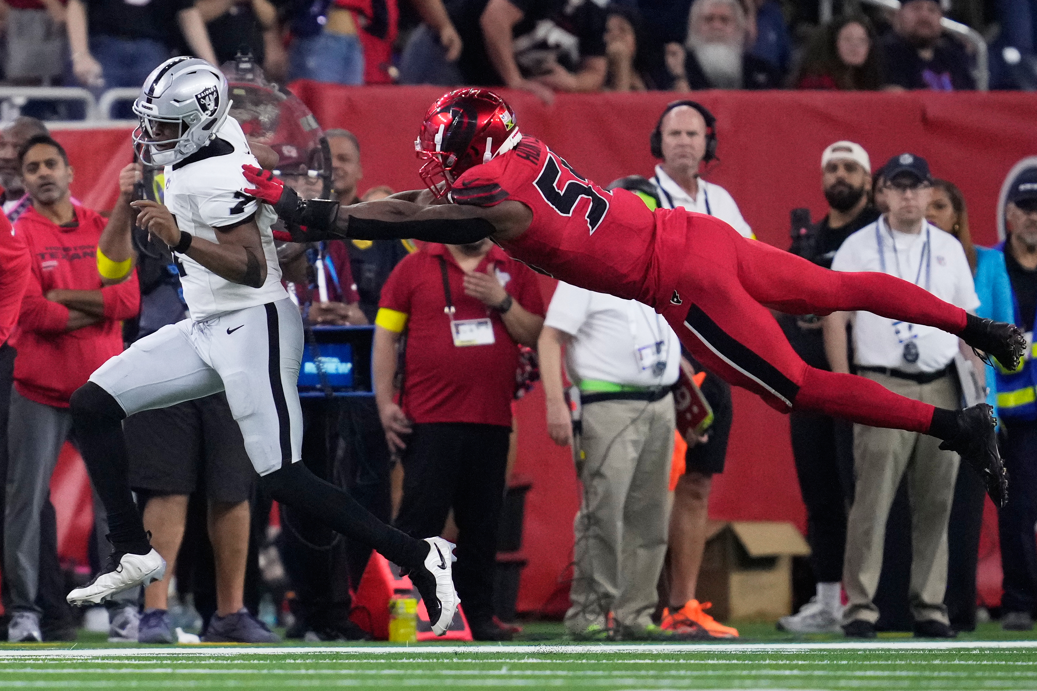 Texans amplían racha ganadora a siete con victoria 23-21 sobre Raiders
