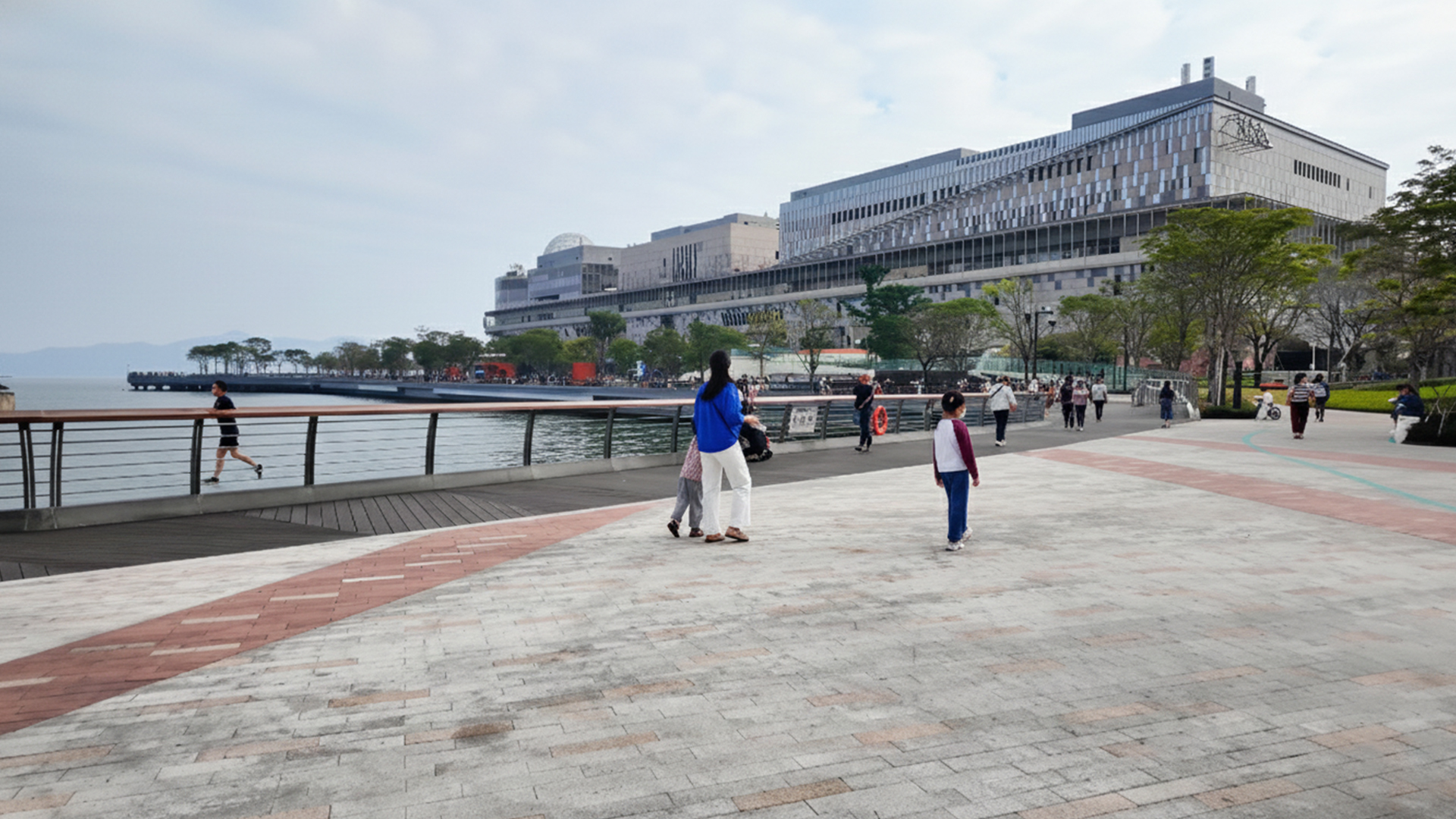 China built a floating mall that looks like an aircraft carrier