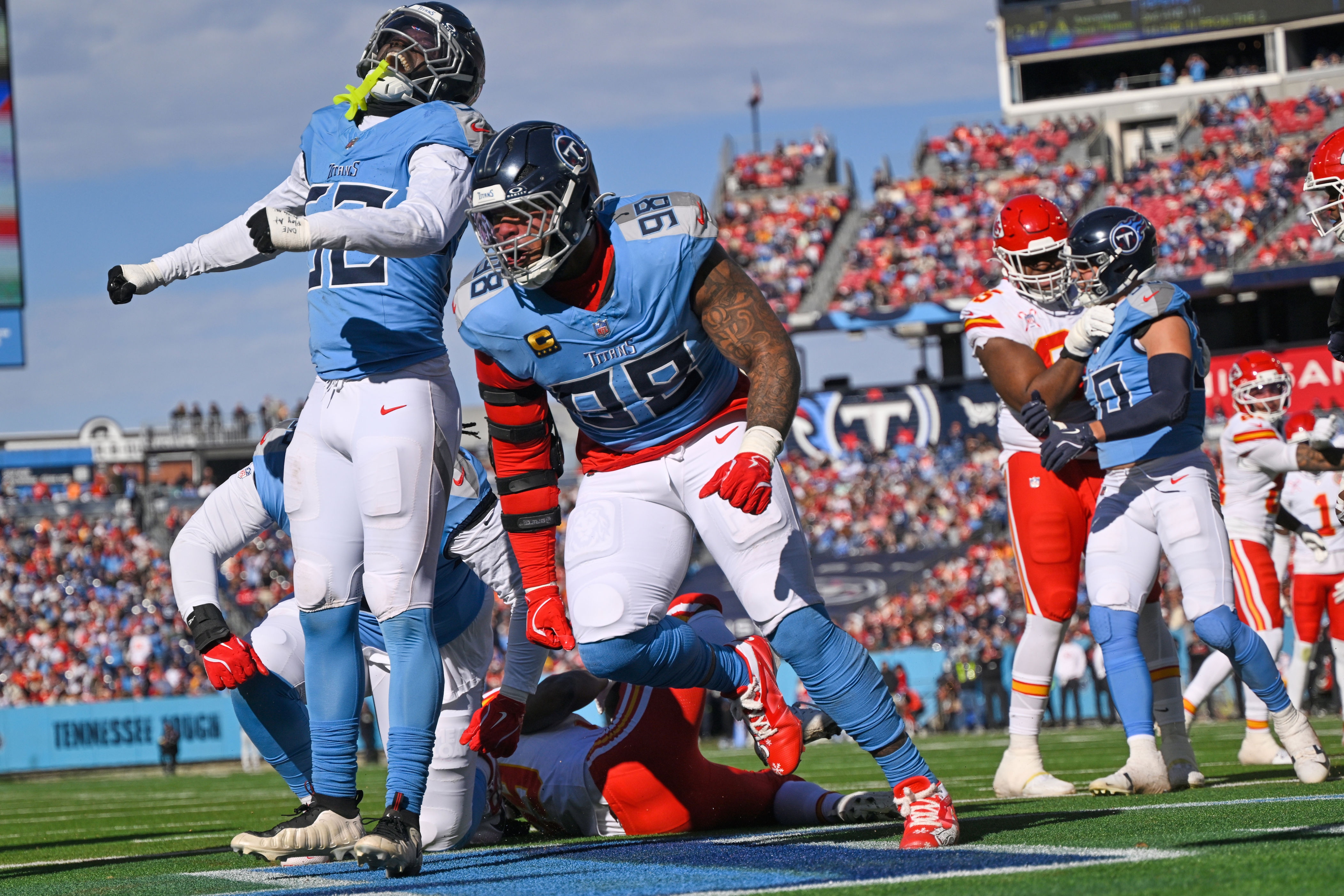 Titans rompen racha de 11 derrotas en casa al vencer 26-9 a Chiefs, que ...