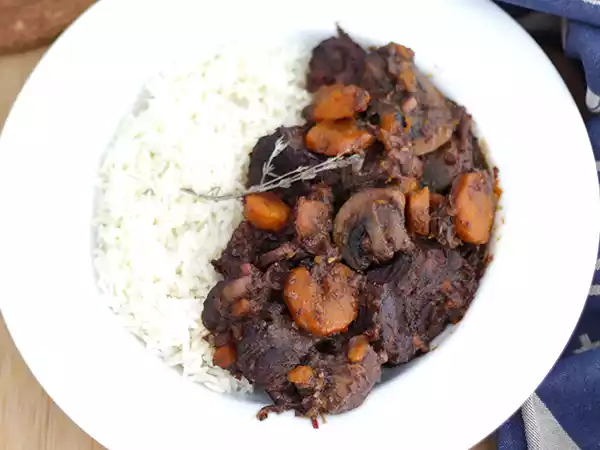Bœuf bourguignon, estofado francés