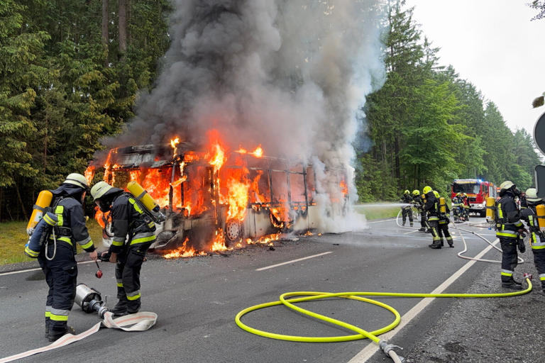 Während der Fahrt: Schulbus fängt Feuer und brennt komplett aus